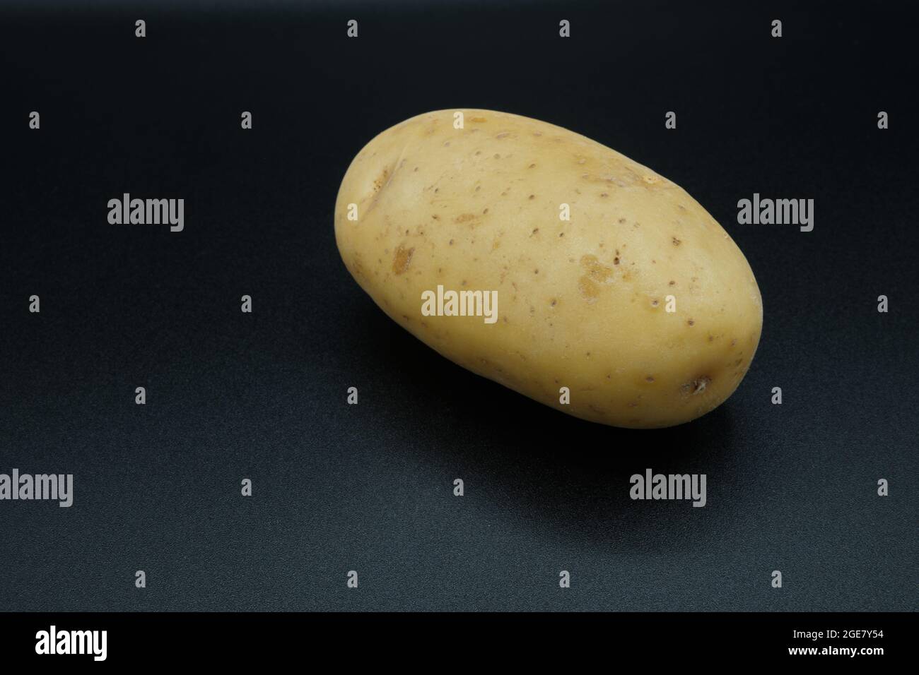 Single potato black background hi-res stock photography and images - Alamy
