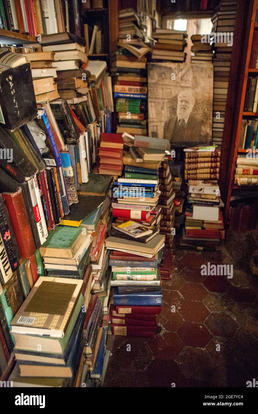 Shakespeare and Company bookstore in Paris, France Stock Photo - Alamy