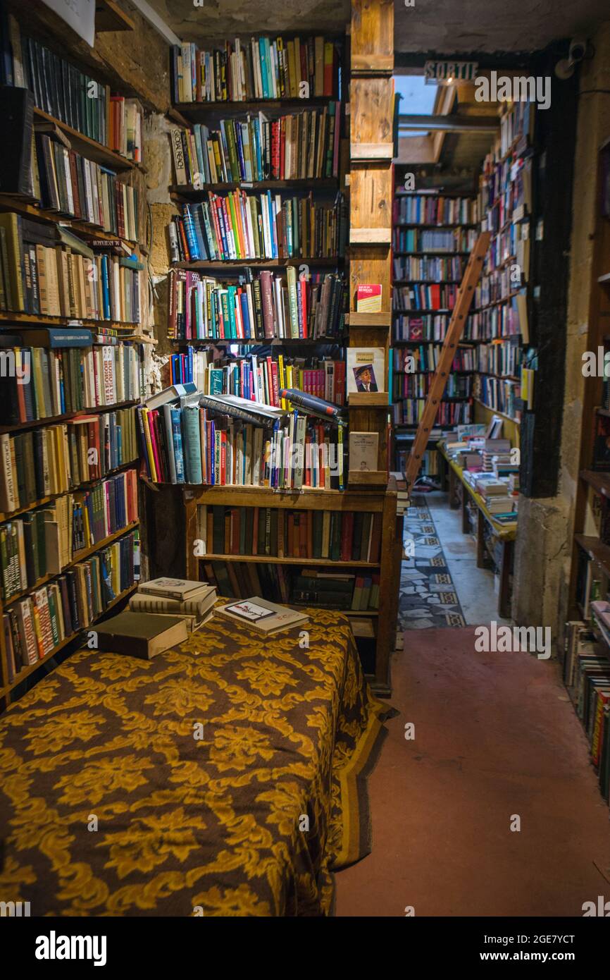 Shakespeare and company paris interior hi-res stock photography and ...