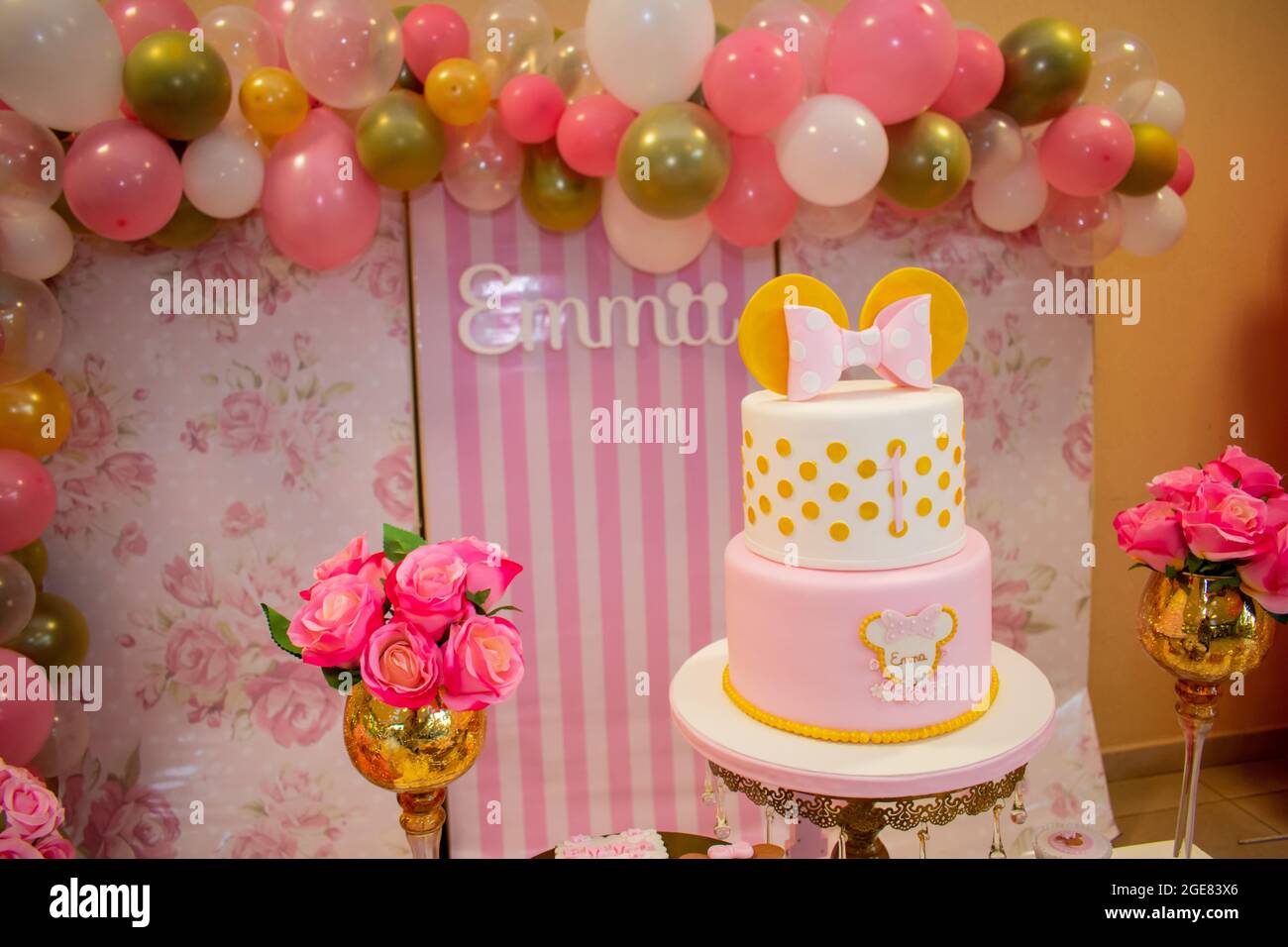 Birthday celebration decorated table with cake Stock Photo - Alamy