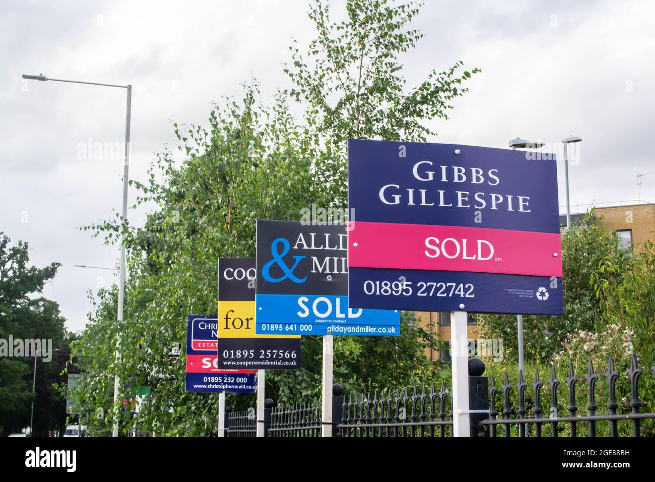 HILLINGDON, LONDON, ENGLAND - 14 August 2021: Sold signs outside a ...