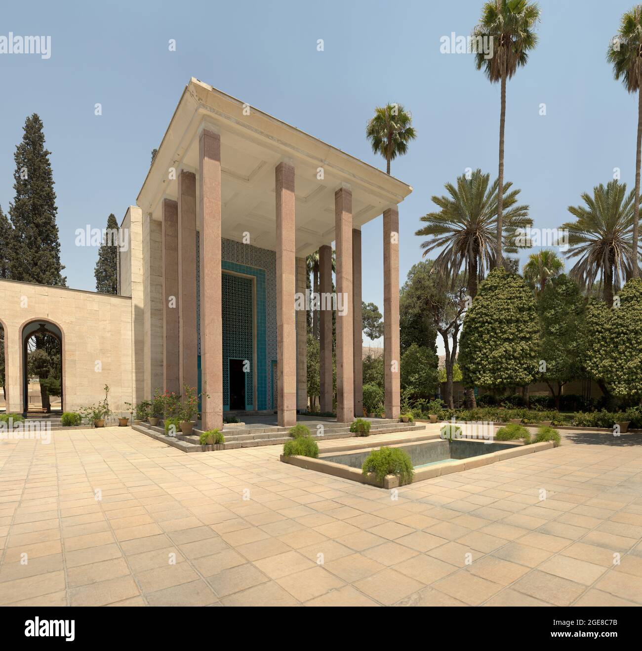 Mausoleum of the persian poet saadi in shiraz hi-res stock photography ...