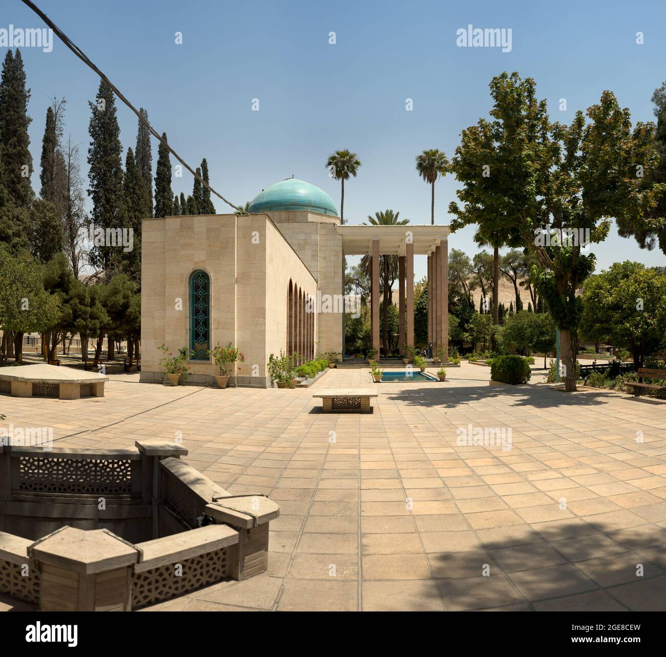 Mausoleum of the persian poet saadi in shiraz hi-res stock photography ...