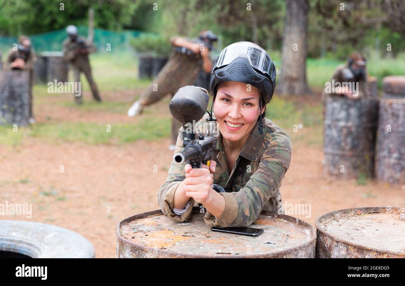 Paintball players wearing camouflage hi-res stock photography and ...