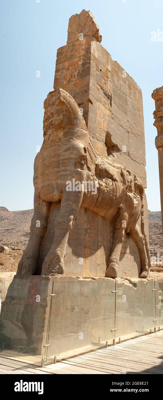 Gate of All Nations (Xerxes Gate) with stone statues of bulls in ...