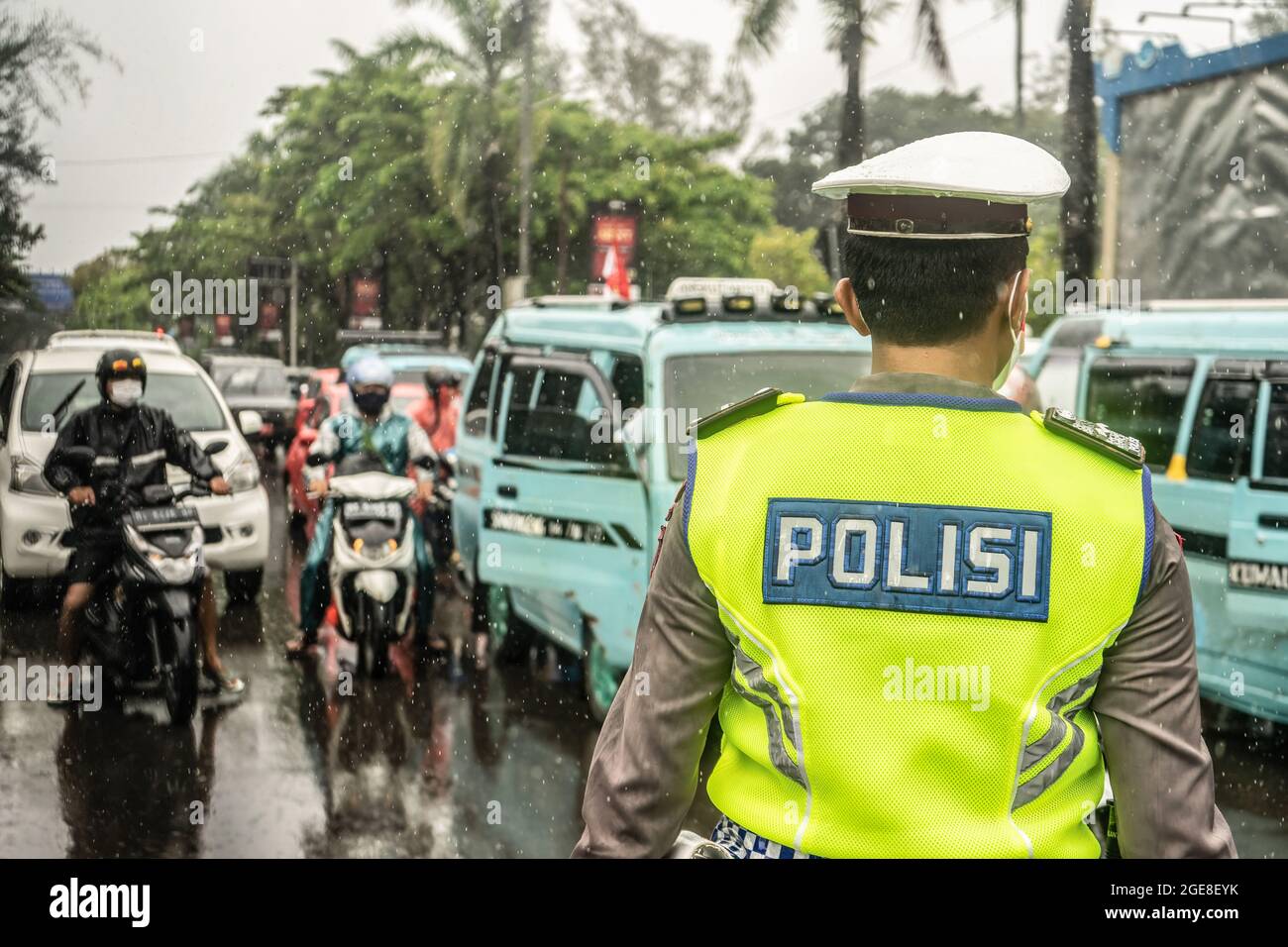 Kendari, Indonesia. 17th Aug, 2021. A traffic police officer stands ...