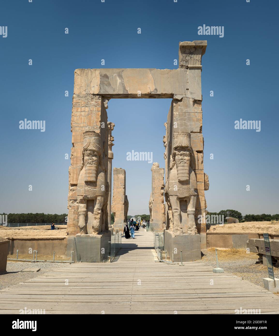 Gate of All Nations (Xerxes Gate) with stone statues of bulls in ...