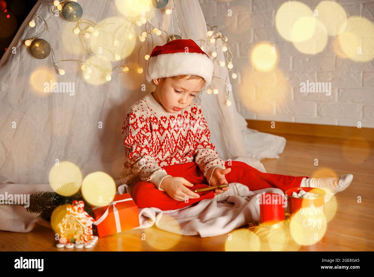 Children watching santa claus hi-res stock photography and images - Alamy