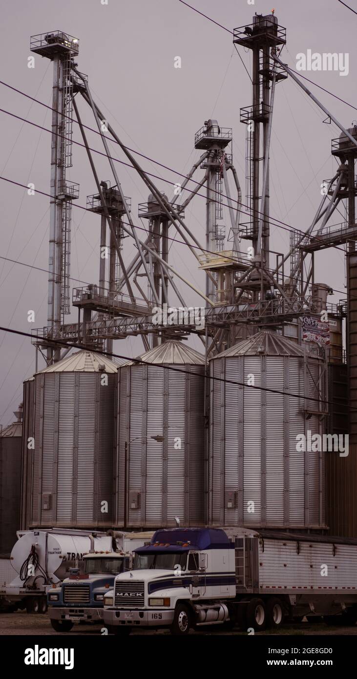 Buildings cars background hi-res stock photography and images - Alamy
