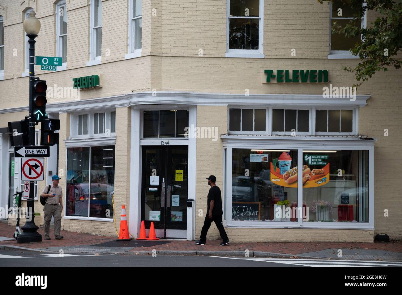 General view of a 7 eleven hi-res stock photography and images - Alamy