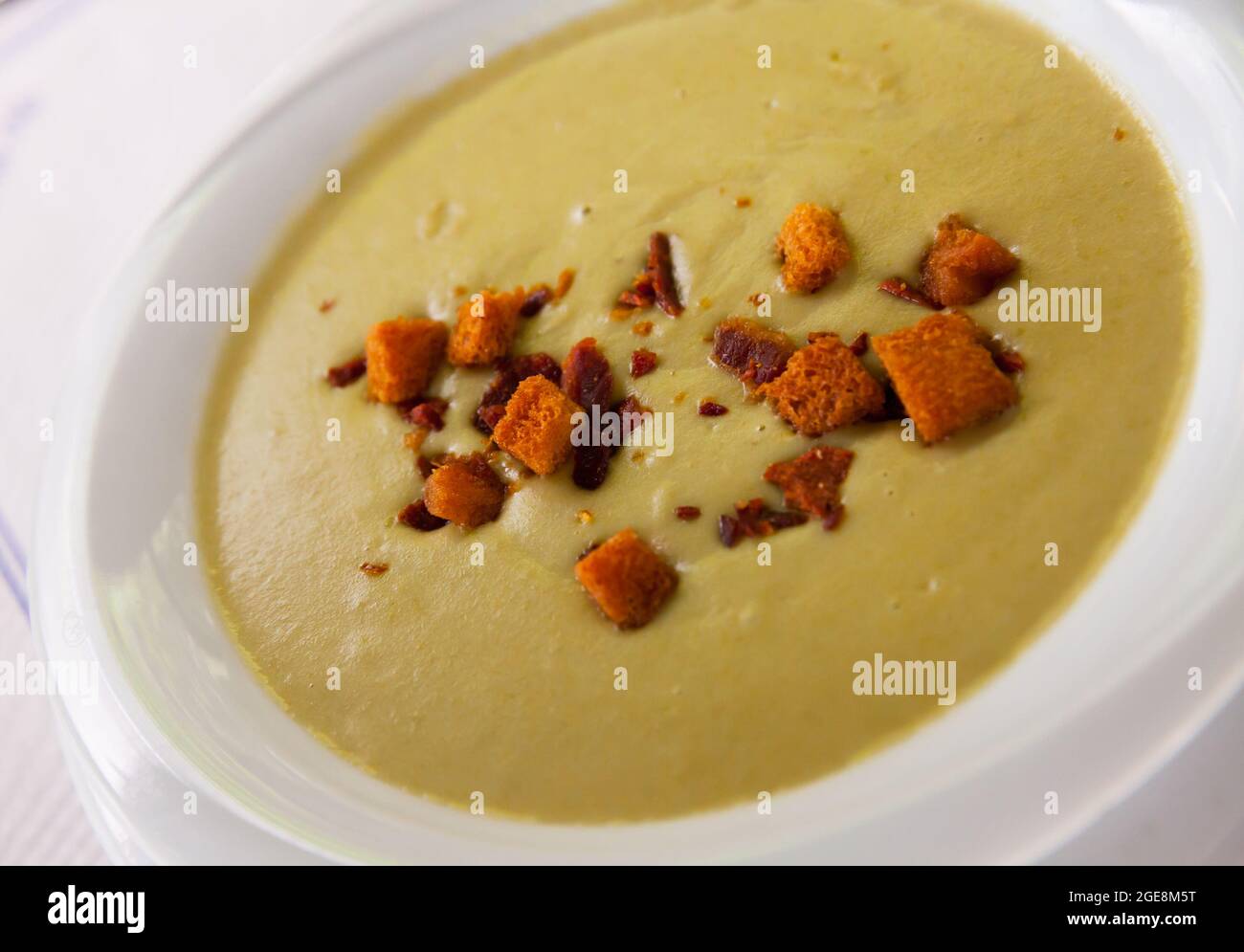 Vegetable cream soup with croutons Stock Photo - Alamy