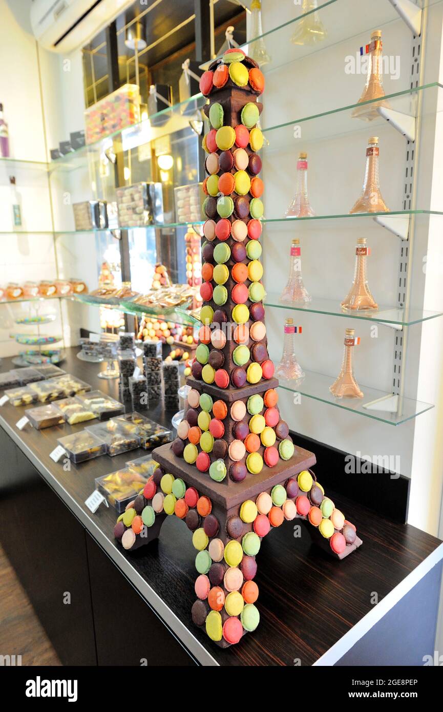 FRANCE, PARIS (75) 7TH ARRONDISSEMENT, TOUR EIFFEL DISTRICT, CHOCOLATE ...