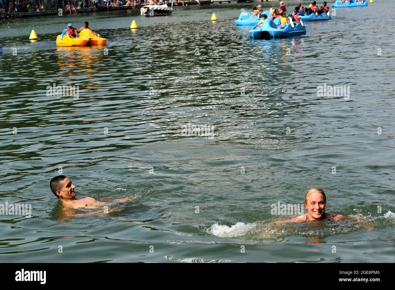 FRANCE. PARIS (75) BATH IN OURCQ CANAL DURING HEAT WAVE DAY IN THE 19 ...