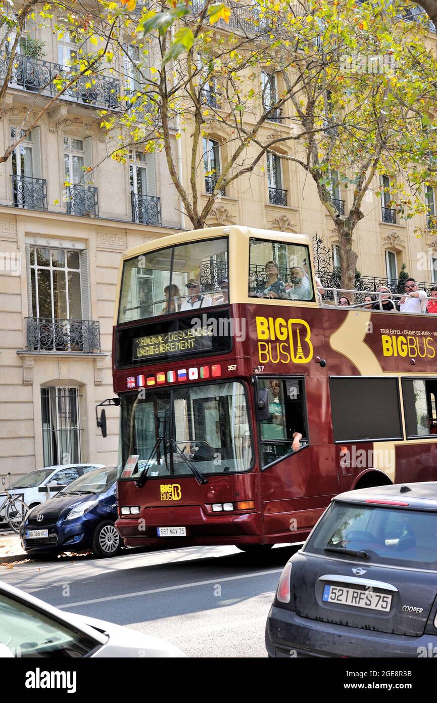 Big bus paris hi-res stock photography and images - Alamy