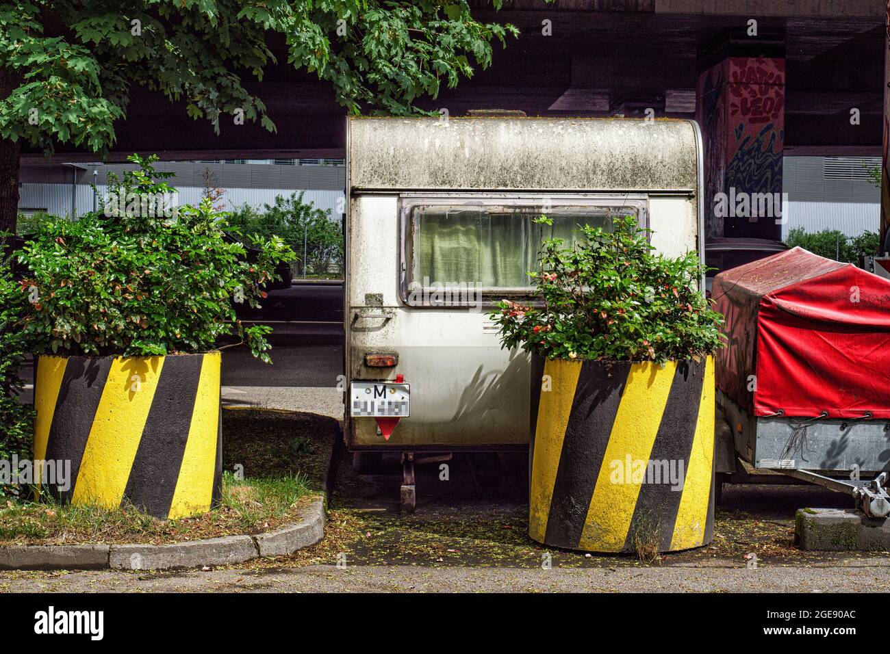 Dirty caravan hi-res stock photography and images - Alamy