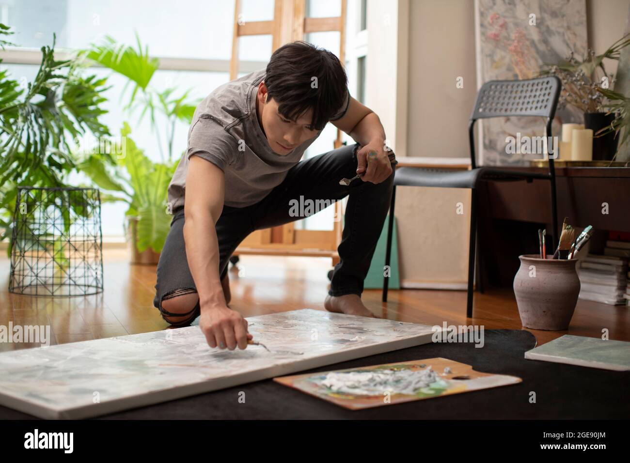 Art painting crouching hi-res stock photography and images - Alamy