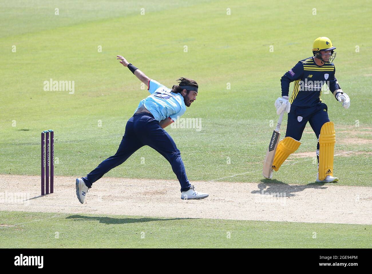 Shane Snater in bowling action for Essex during Hampshire Hawks vs ...