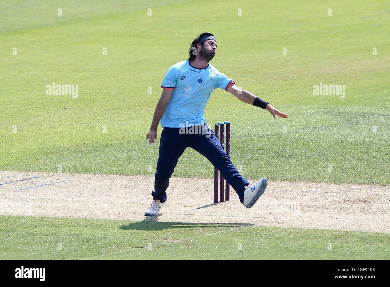 Shane Snater in bowling action for Essex during Hampshire Hawks vs ...