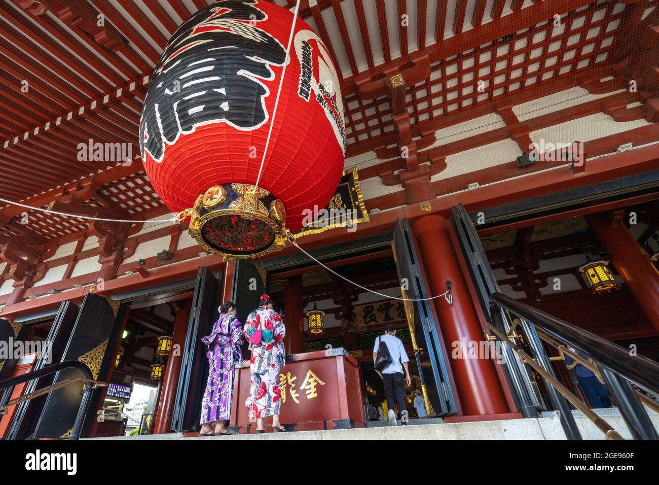 Japanese women dressed in kimono enter the main hall of the Sensoji ...