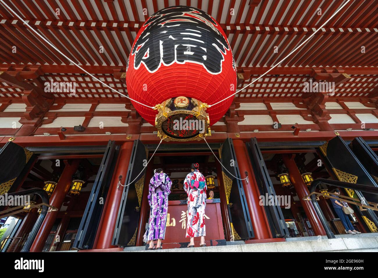 Japanese women dressed in kimono enter the main hall of the Sensoji ...