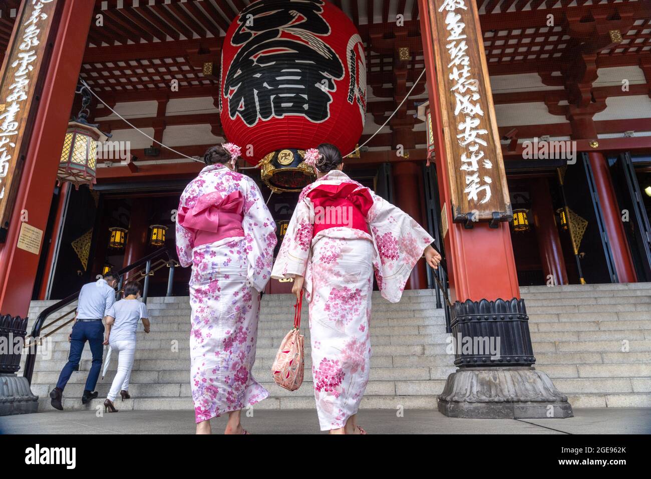 Japanese women dressed in kimono, enter the main hall of the Sensoji ...