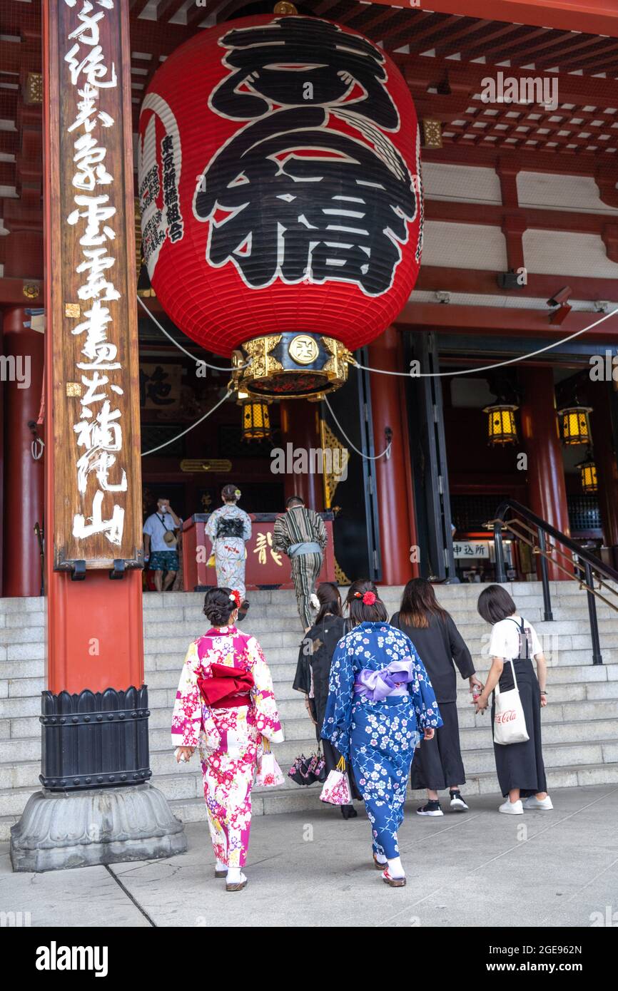Japanese women dressed in kimono, enter the main hall of the Sensoji ...