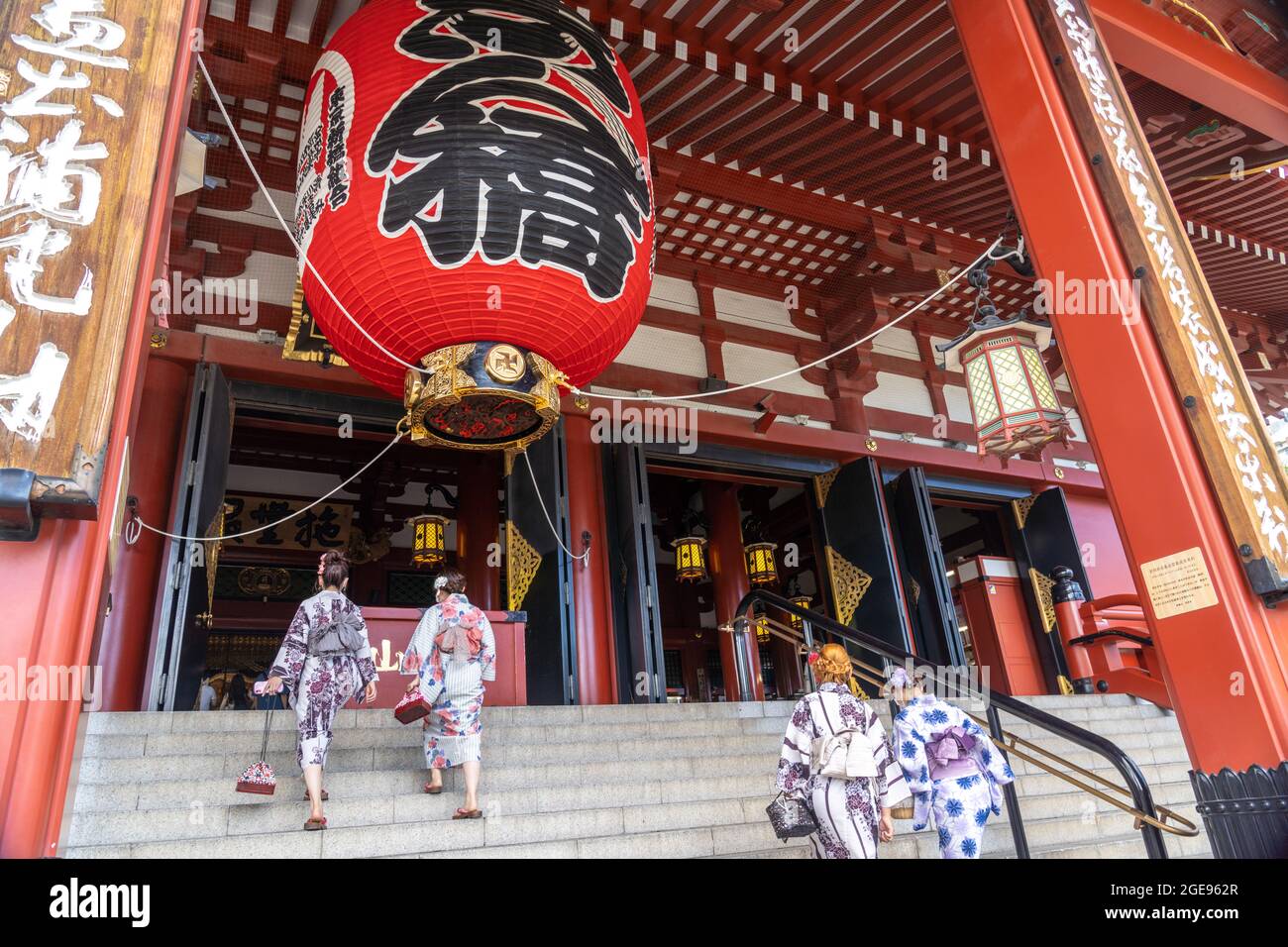 Japanese women dressed in kimono, enter the main hall of the Sensoji ...