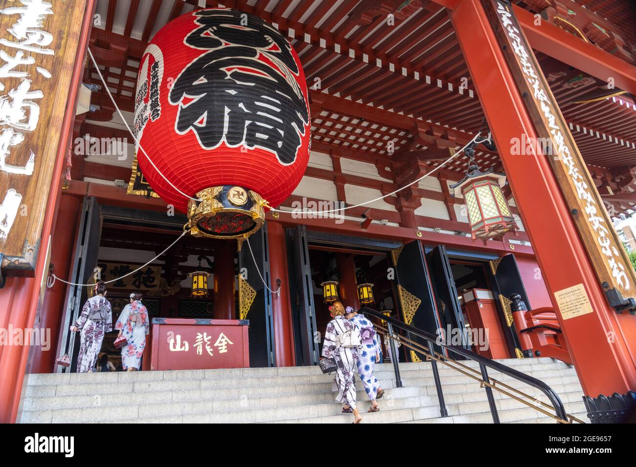 Japanese women dressed in kimono, enter the main hall of the Sensoji ...
