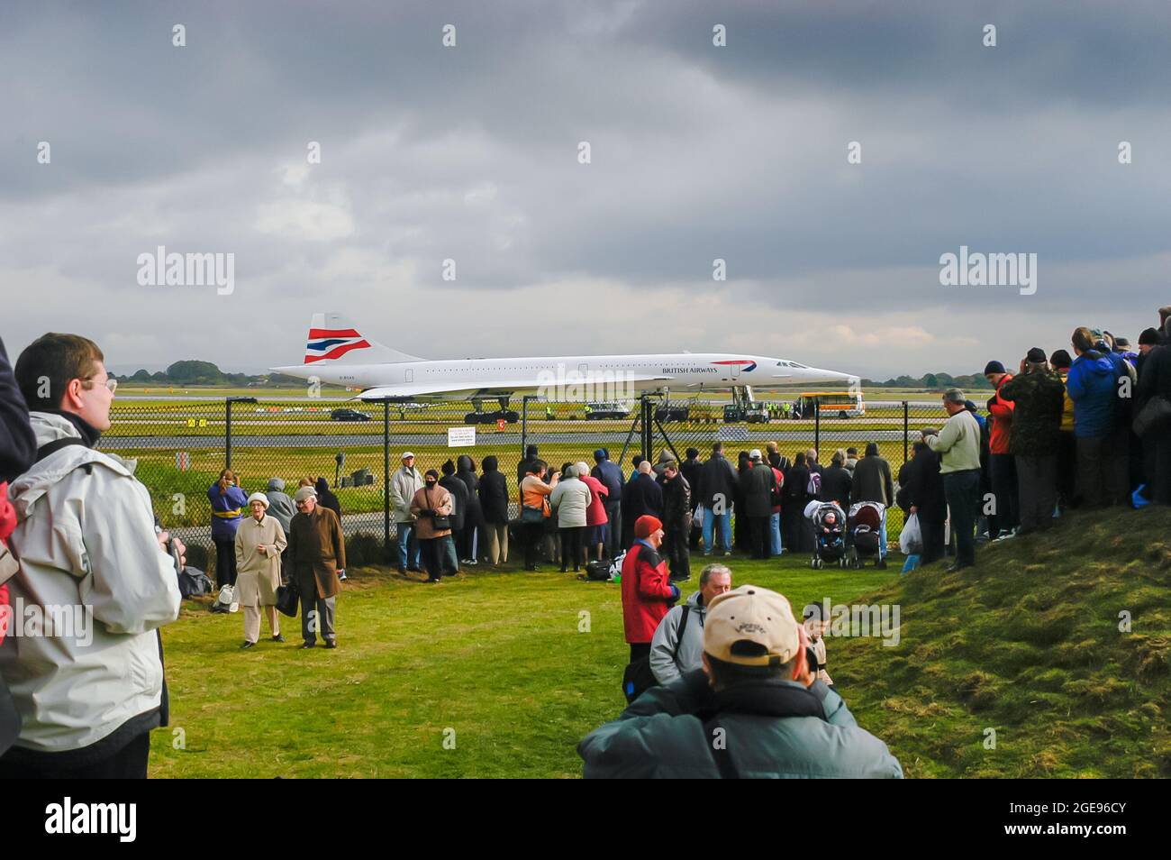 Final flight of Concorde from Manchester Airport October 2003 Stock ...