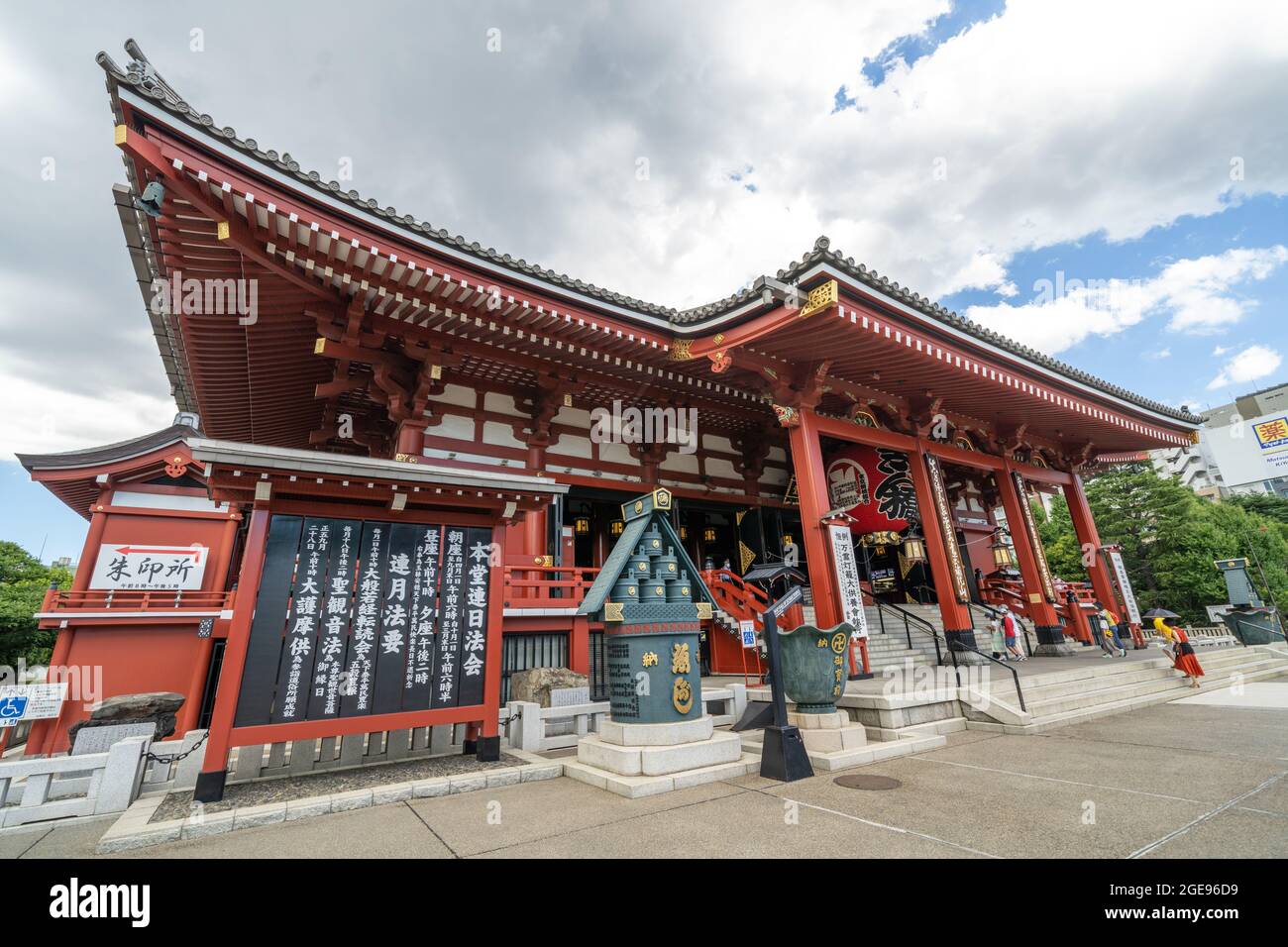 The main hall of the Sensoji Buddhist temple in Asakusa, Tokyo, Japan ...