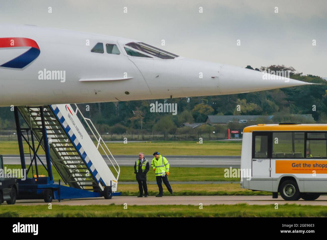 Final flight of Concorde from Manchester Airport October 2003 Stock ...