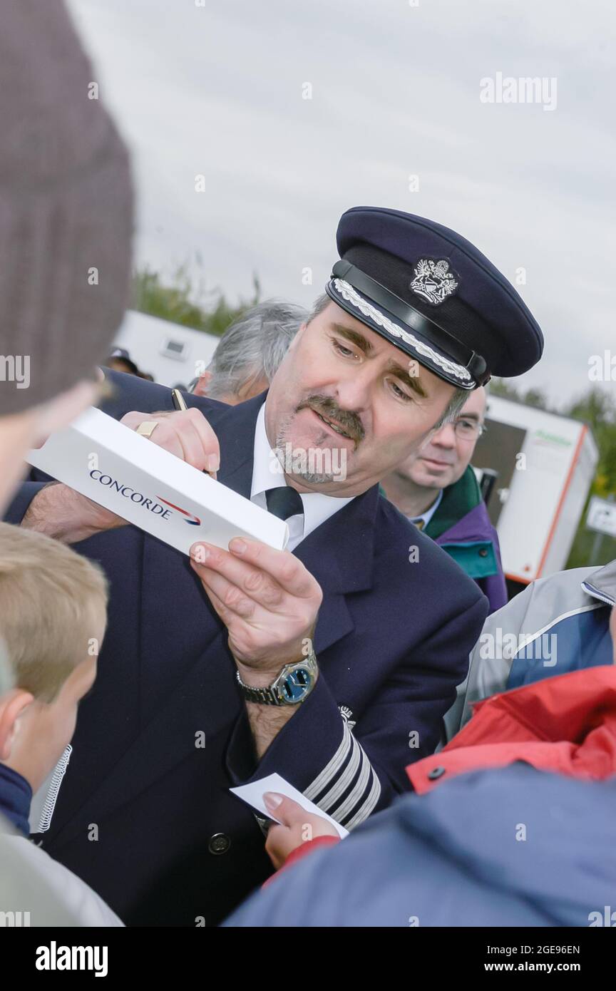 Final flight of Concorde from Manchester Airport October 2003 Stock ...