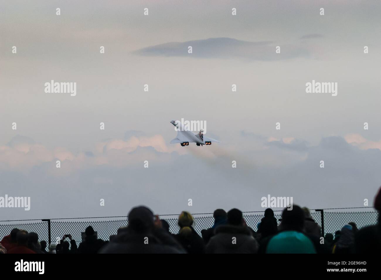 Final flight of Concorde from Manchester Airport October 2003 Stock ...