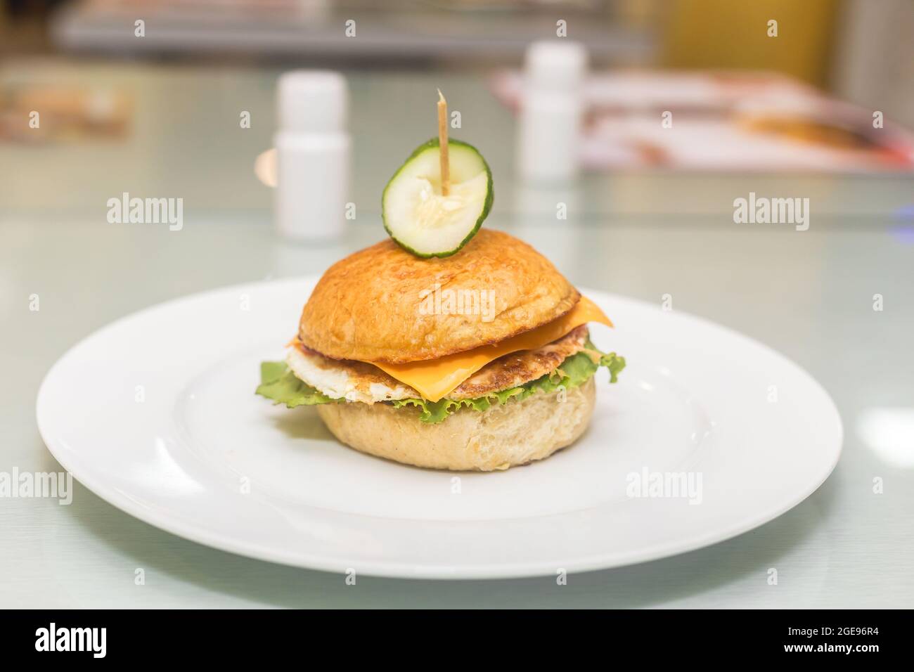 Burger in white plate hi-res stock photography and images - Alamy