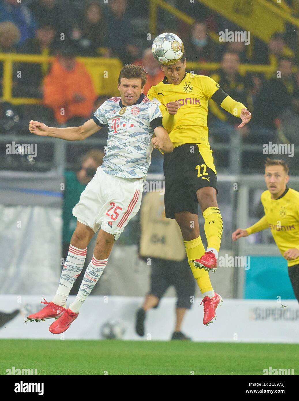 Thomas MUELLER, MÜLLER, FCB 25 compete for the ball, tackling, duel ...