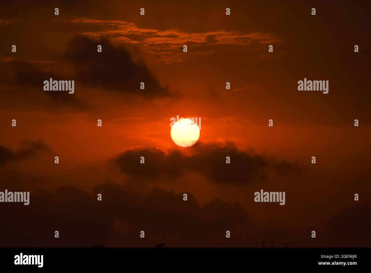 Orange colored sky hi-res stock photography and images - Alamy