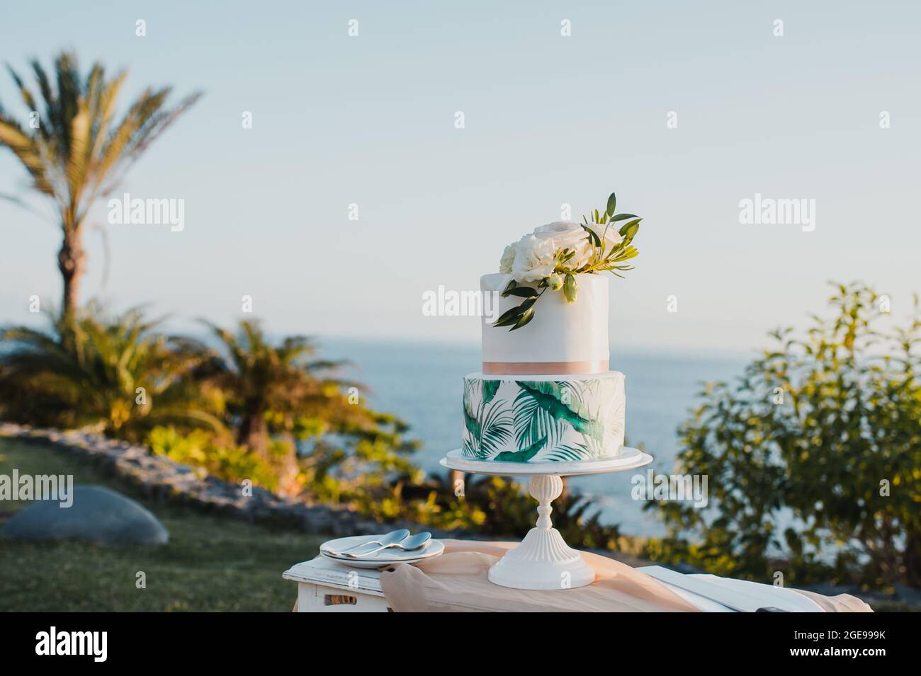 Cake on banquet table hi-res stock photography and images - Alamy