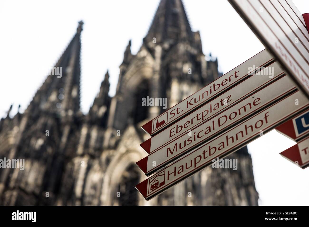 Sign post to cathedral cologne hi-res stock photography and images - Alamy