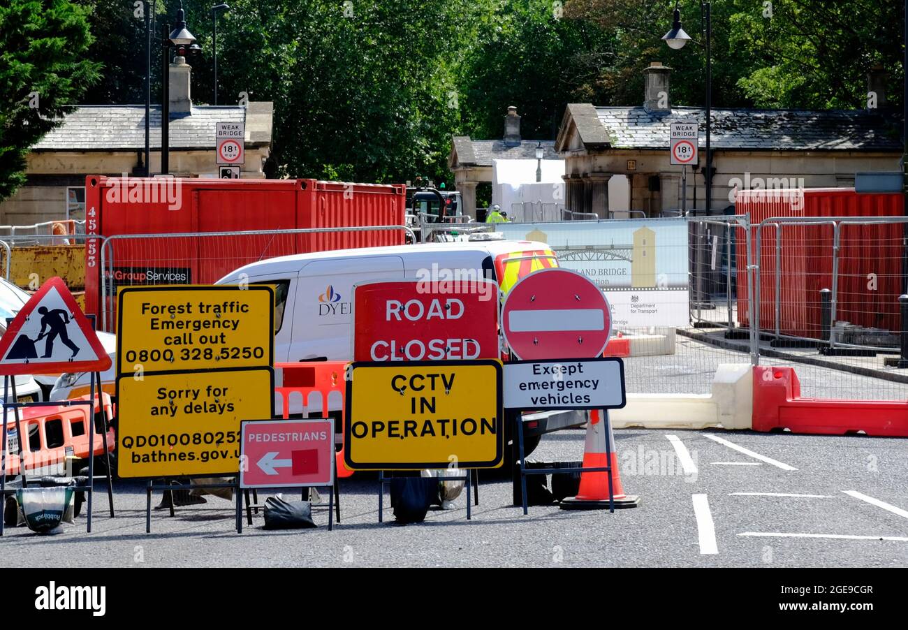 Roadworks and maintenance to Cleveland Bridge in Bath Somerset UK Stock ...