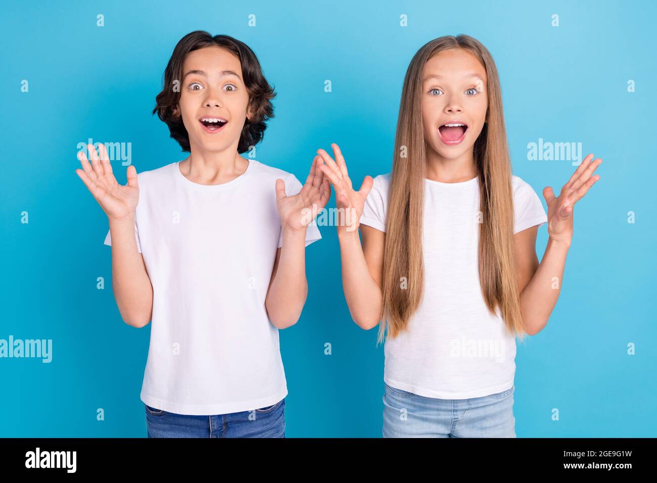 Photo portrait children staring amazed shouting excited cheerful ...