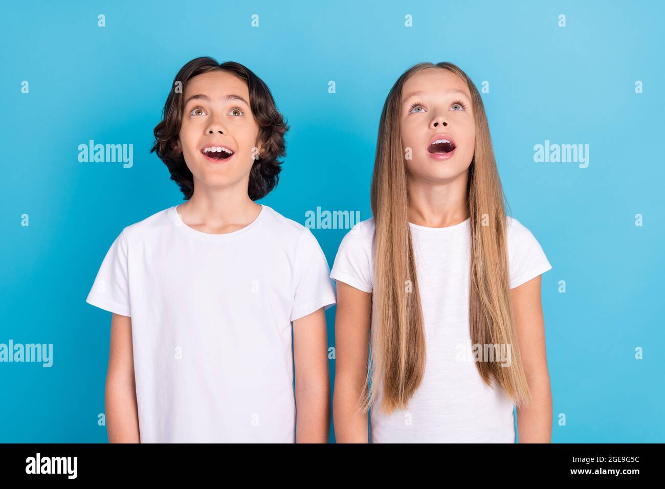 Photo portrait children staring amazed opened mouth in casual clothes ...