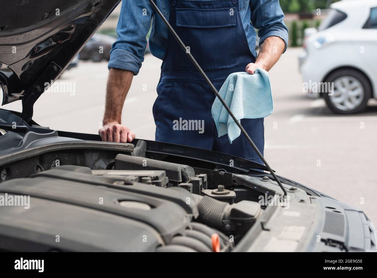 Cropped view auto mechanic hi-res stock photography and images - Alamy