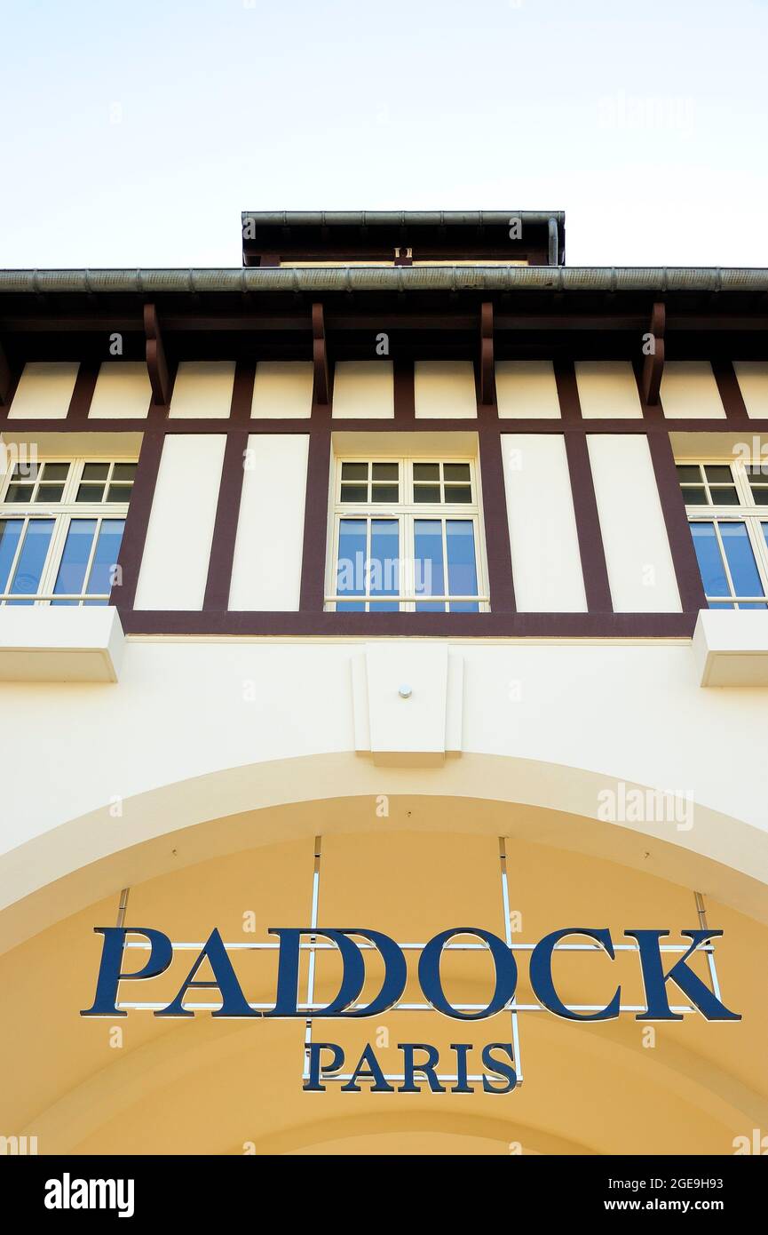 Paddock shopping center hi-res stock photography and images - Alamy