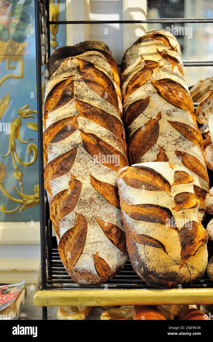 French bakery interior hi-res stock photography and images - Alamy