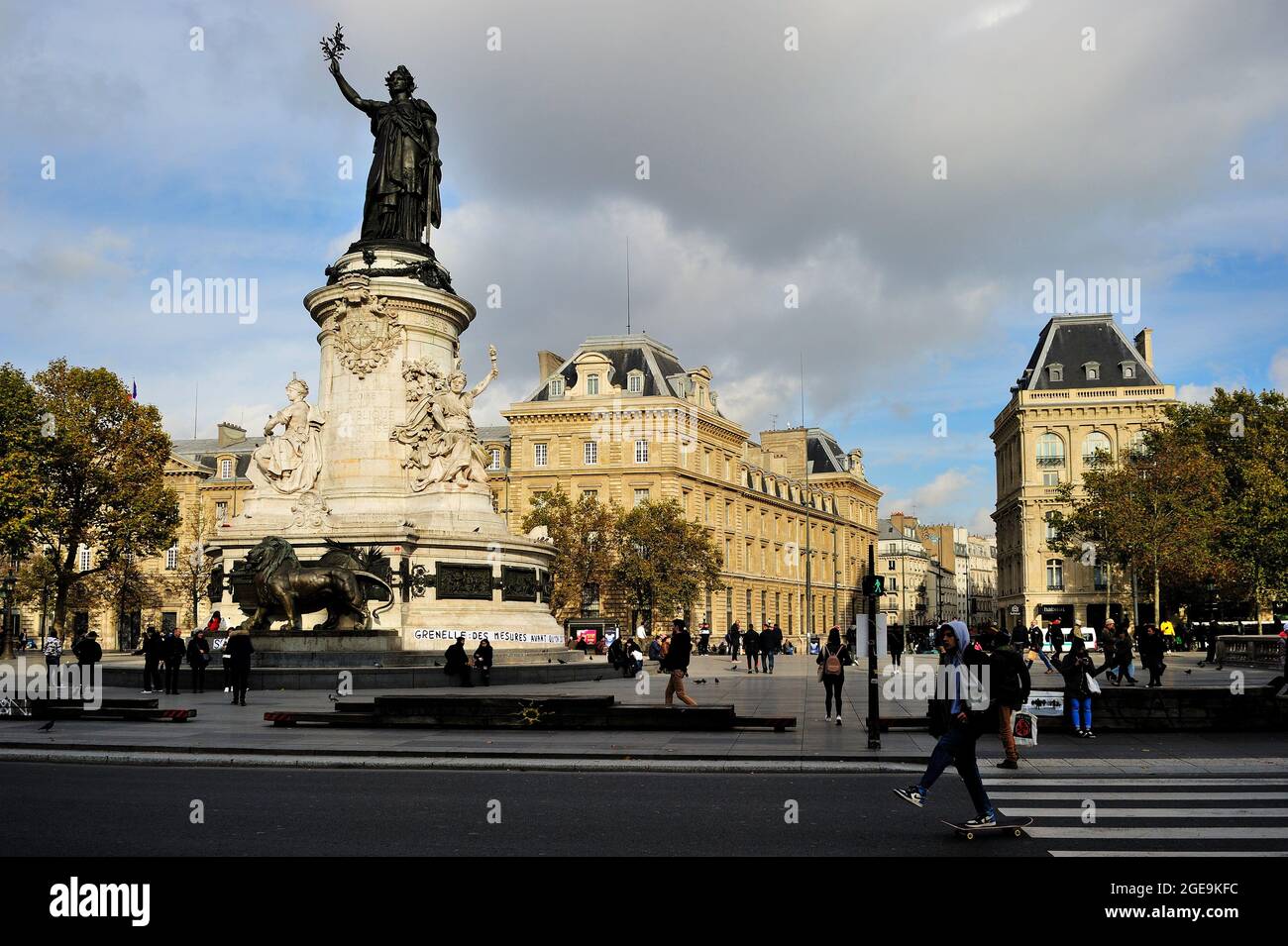 Statue place de la republique paris hi-res stock photography and images - Alamy