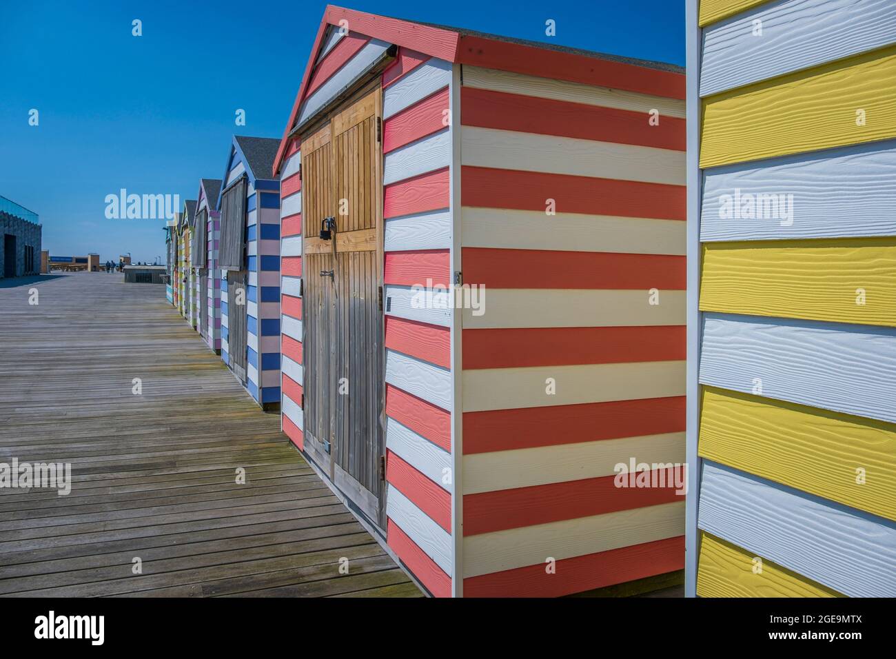 Beach huts on Hastings Pier Stock Photo - Alamy