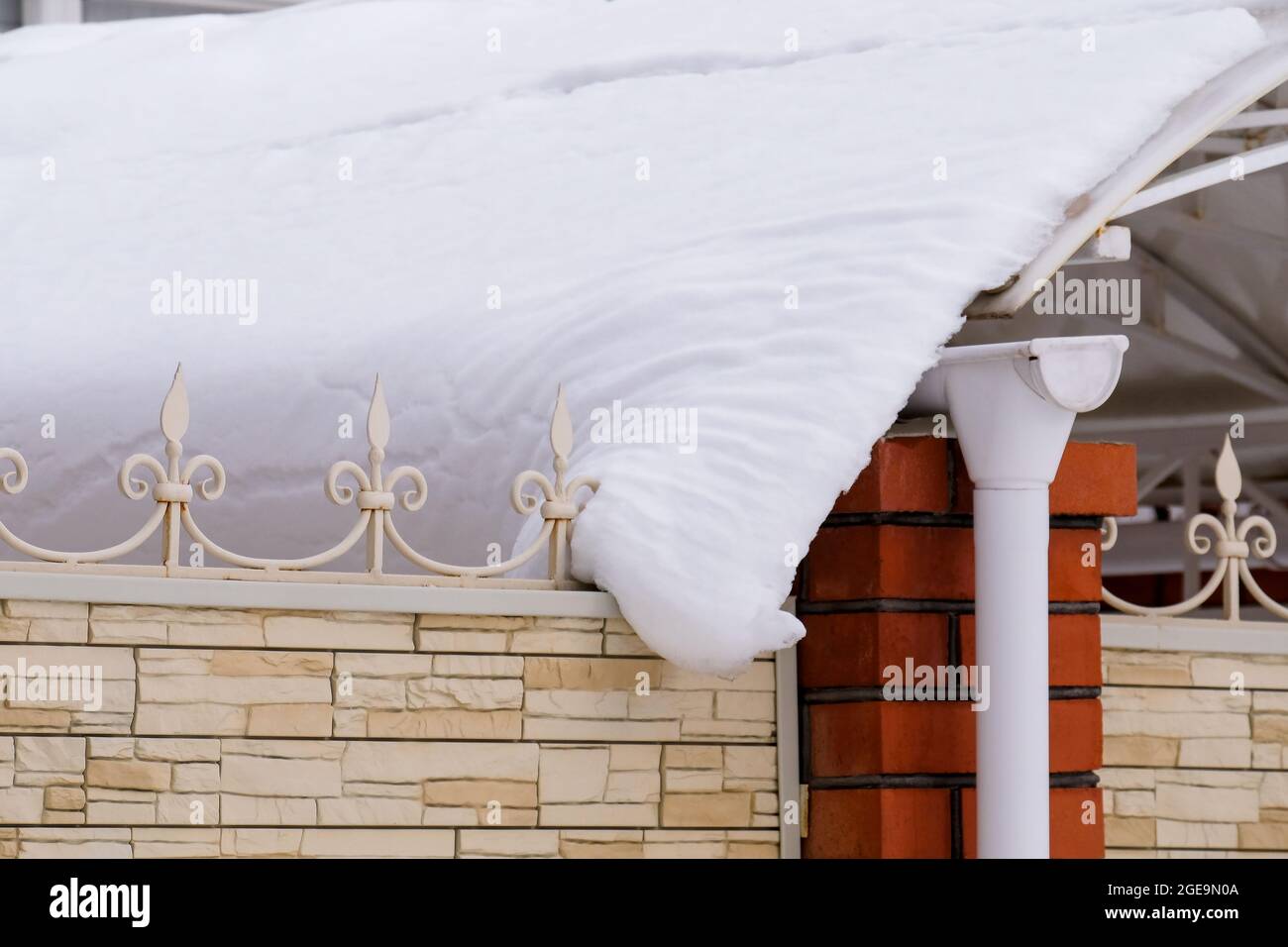 Roof snow garage hi-res stock photography and images - Alamy