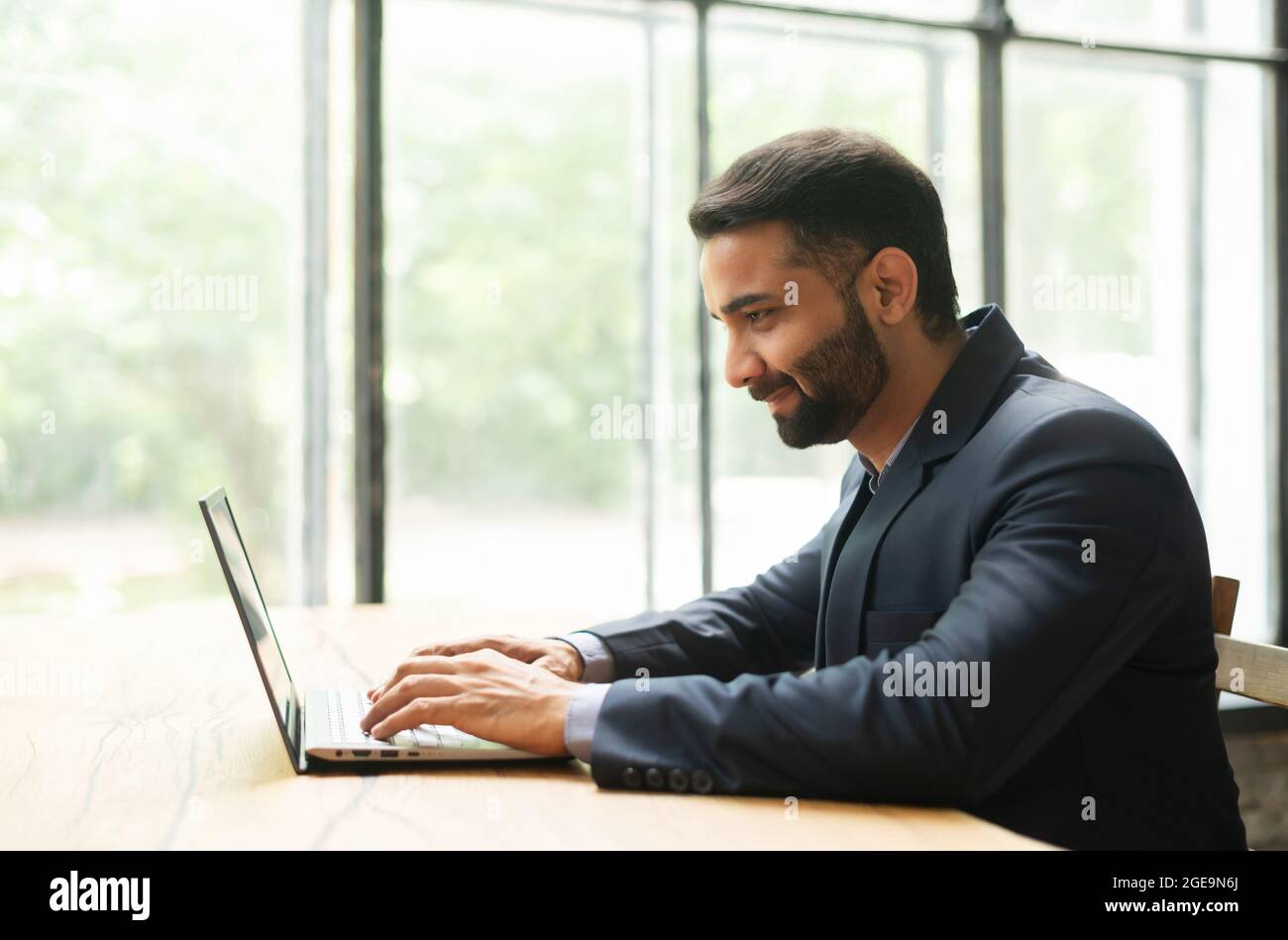 India suit desk hi-res stock photography and images - Alamy