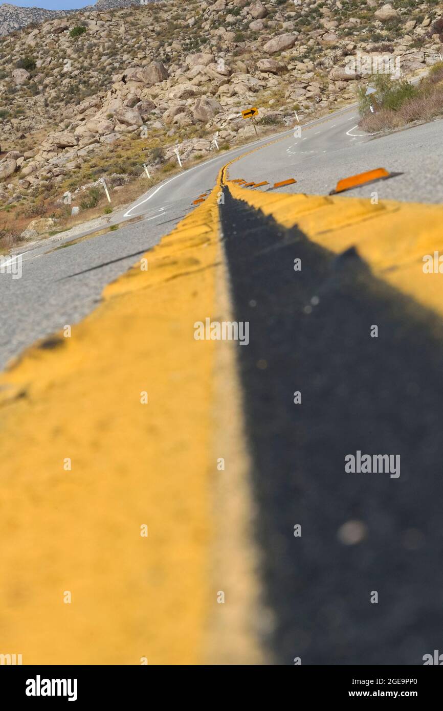 Yellow road markings hi-res stock photography and images - Alamy
