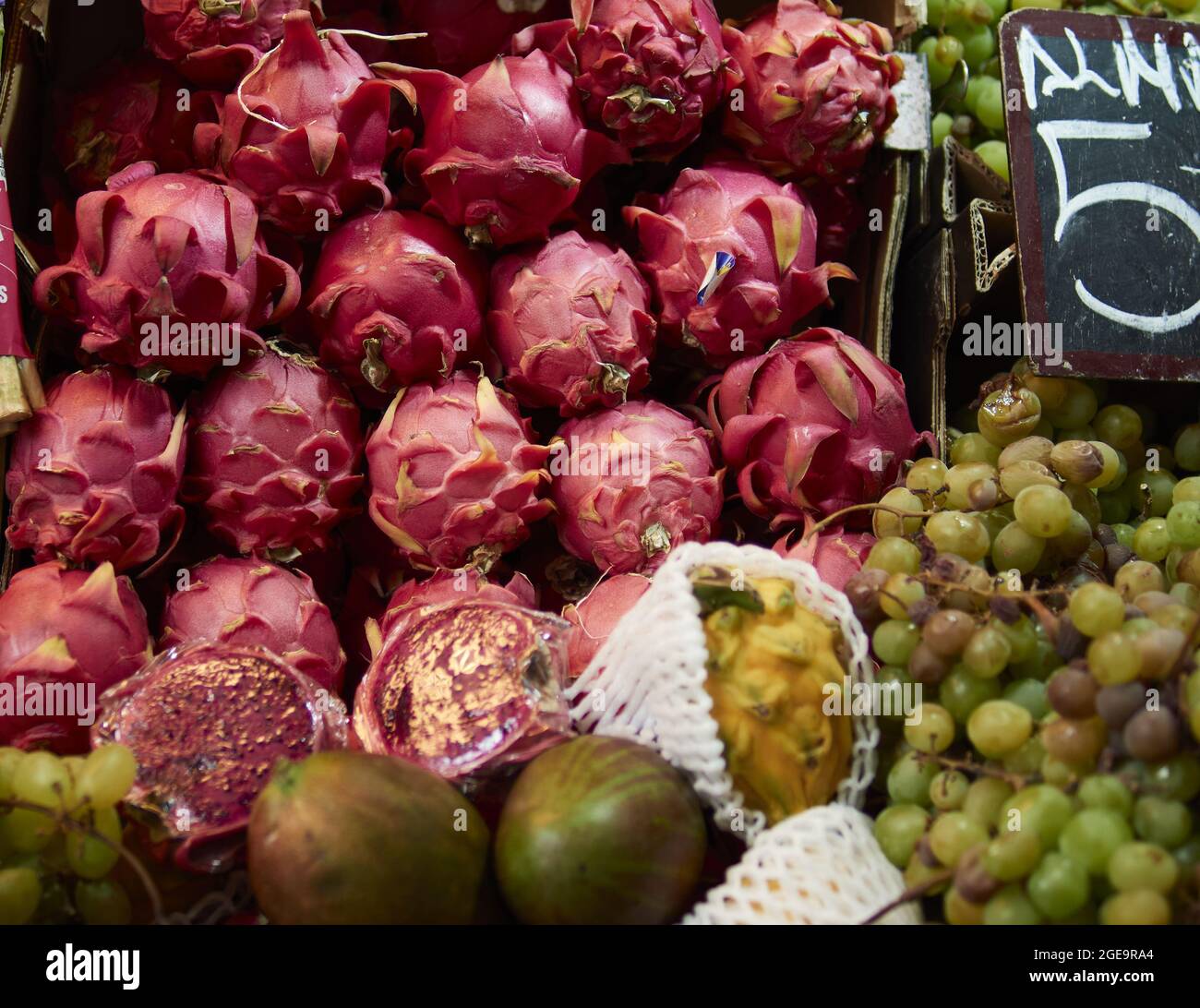 Pattaya fruit and grapes at a street market Stock Photo - Alamy
